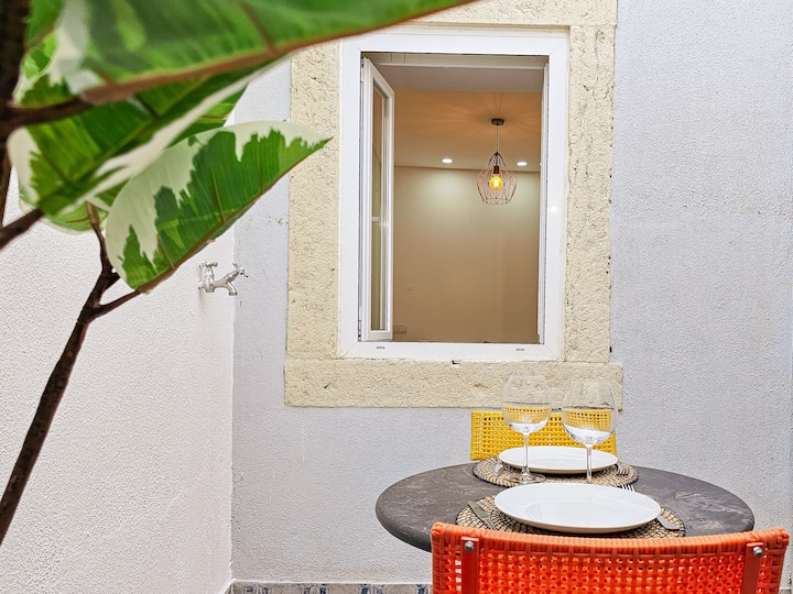 Like A Typical Portuguese House With Private Patio - Campo de Ourique