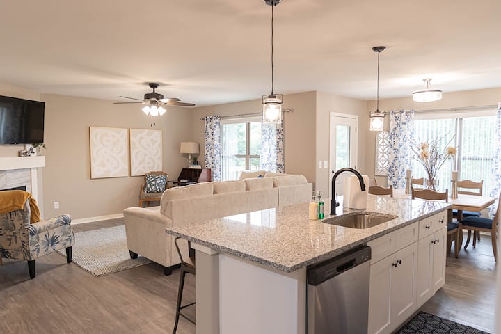 Spacious 2 Bedroom 2 Bath Condo With Office! - Rockford, IL