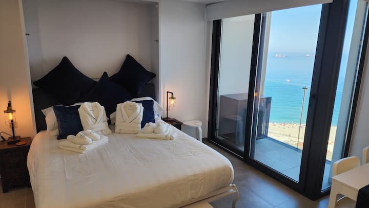 Seaside Serenity: Top Level Sea View & On-site Spa - Gibraltár