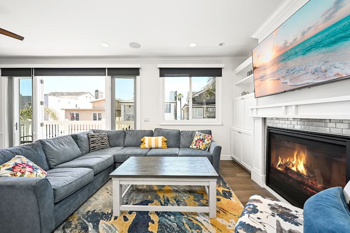 Upscale Home With Rooftop Deck, Jacuzzi, & Firepit - Newport Beach, CA