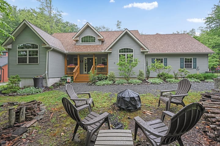 Fox Den: Hot Tub, Fire Pit, Pet Friendly - Arrowhead Lake, PA