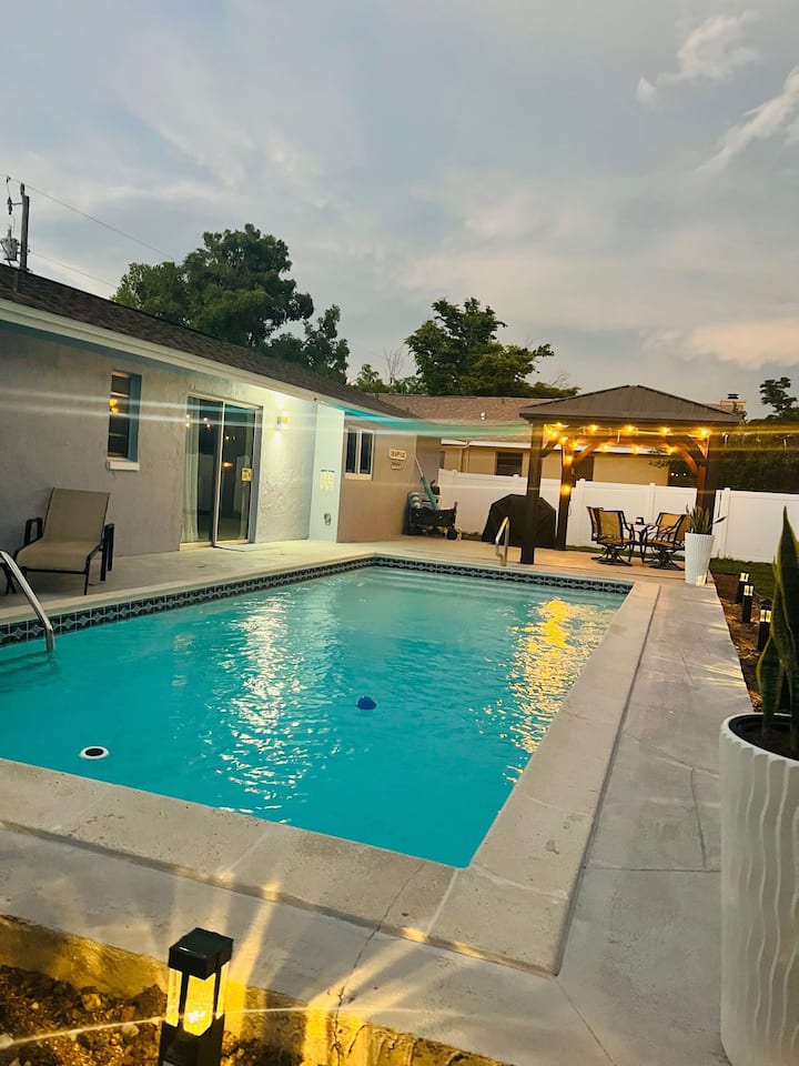 Sunset Oasis: Charming Pool Home - Cape Coral, FL