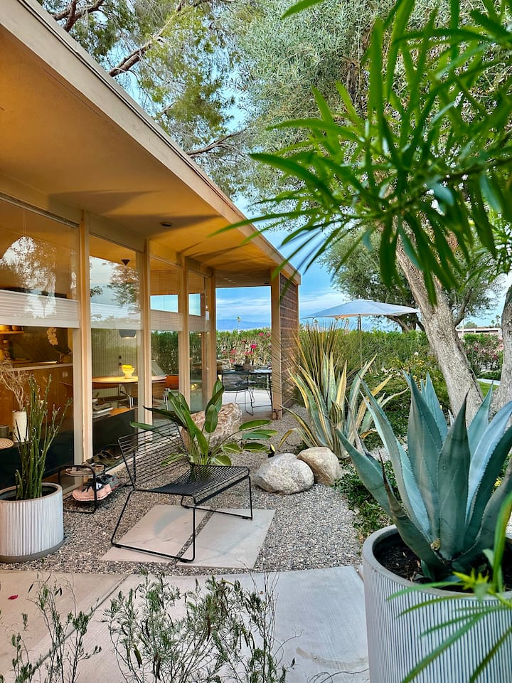 Mid-century Glass Sanctuary: Modernism Featured - Palm Springs, CA