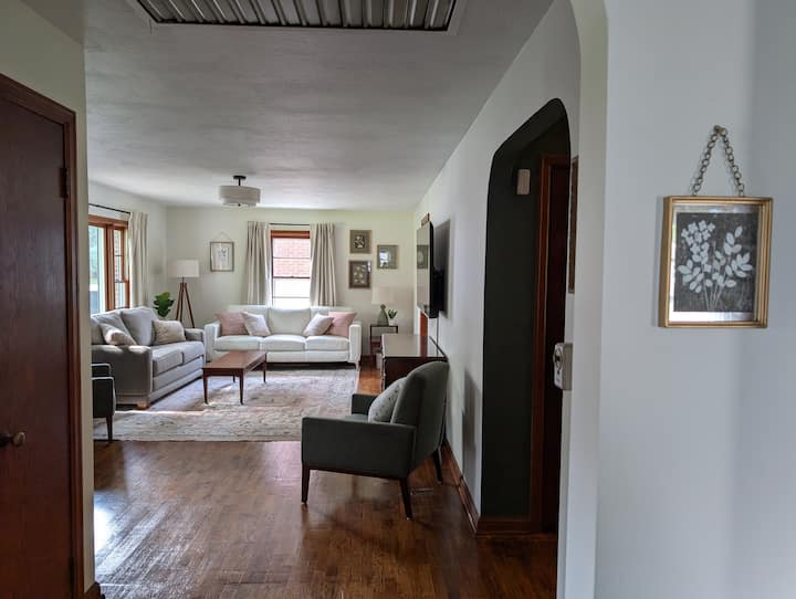 A Quiet Midcentury Retreat Centrally Located - Springfield, MO