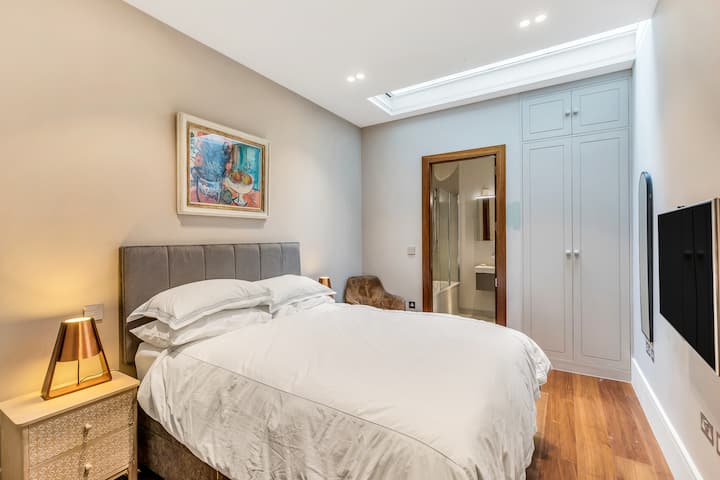 Superb Kensington Family Space Suit 5 Max - London, UK