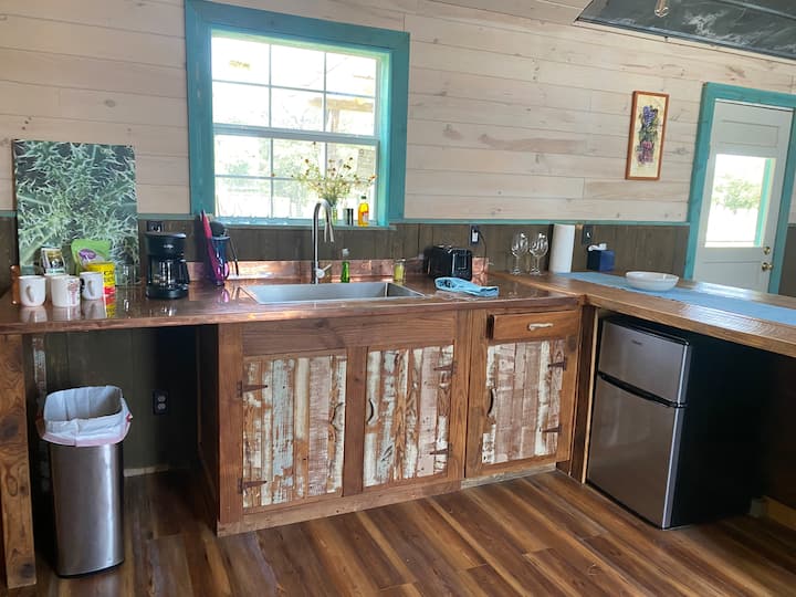 Comfortable Hill Country Cabin - Luckenbach, TX
