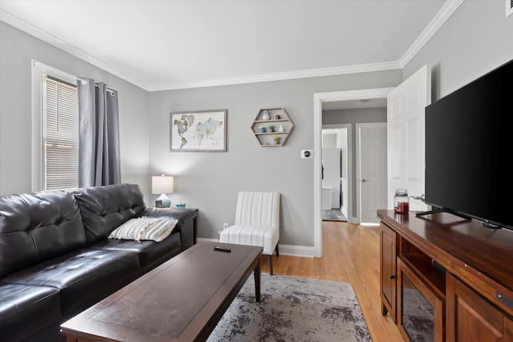 Comfortable & Close To All Local Activities! - Milwaukee, WI
