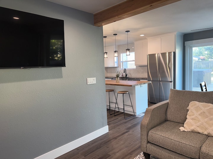 South Salem Lilly's Pad With Hottub & Pool Table! - Salem, OR