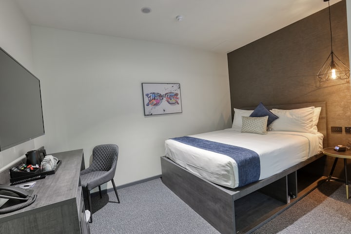 Microtel Queen Room (Small Daylight Window) - Wellington, New Zealand