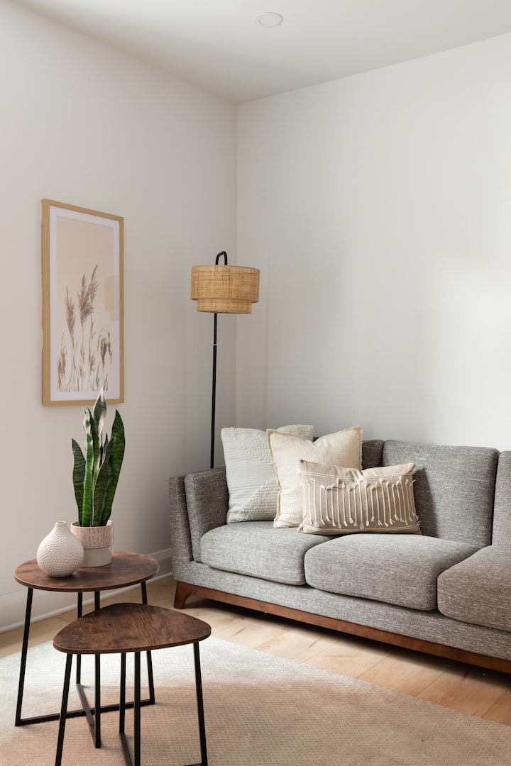 King Bed + Free Parking | Prime Hintonburg Spot - Ottawa