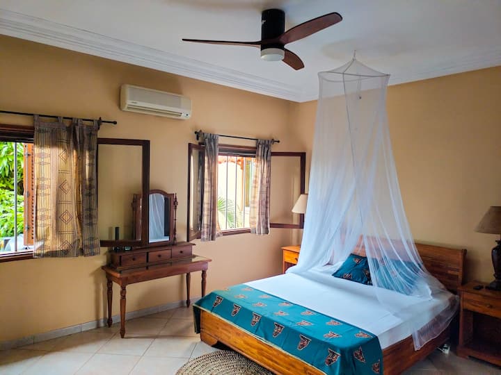 Room & Bathroom In Villa W/ Pool - 로메