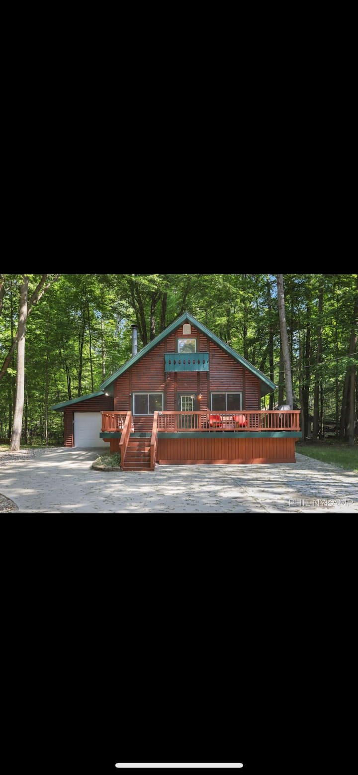 Dreamy Pine Cottage By Lake Of The Clouds! - Big Rapids, MI