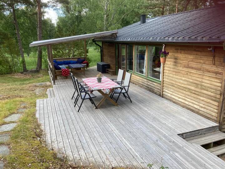 Familjevänlig 4/6 Bädds-stuga Nära Badstrand - Tanumshede