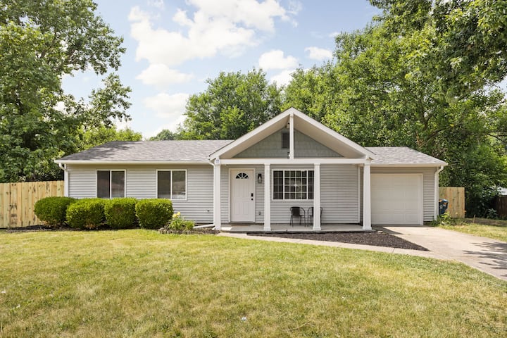Downtown Access | 3br Ranch Retreat With Fire-pit - Greenwood, IN