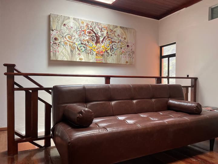 Stylish Loft · Walk Everywhere - Banos