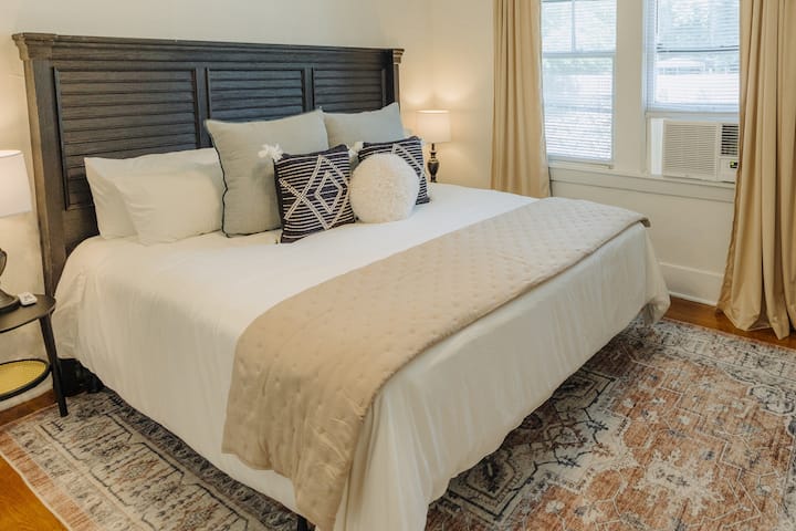 Historic Revival King Bed Midtown Memphis 70 - Memphis, TN