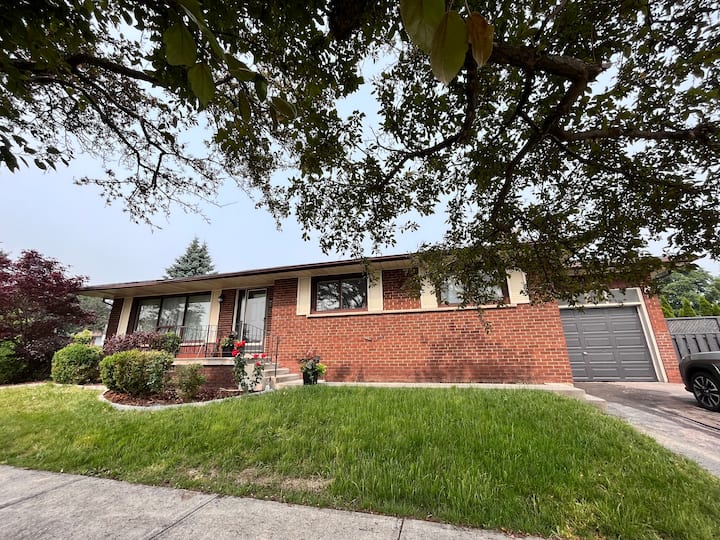 Beautiful 3 Bedrooms Bungalow - Toronto