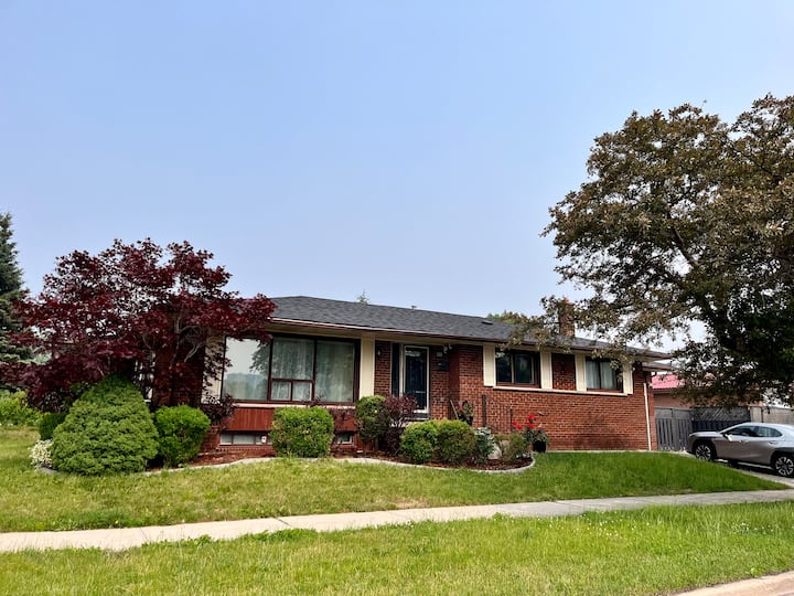 Beautiful 3 Bedrooms Bungalow - Toronto