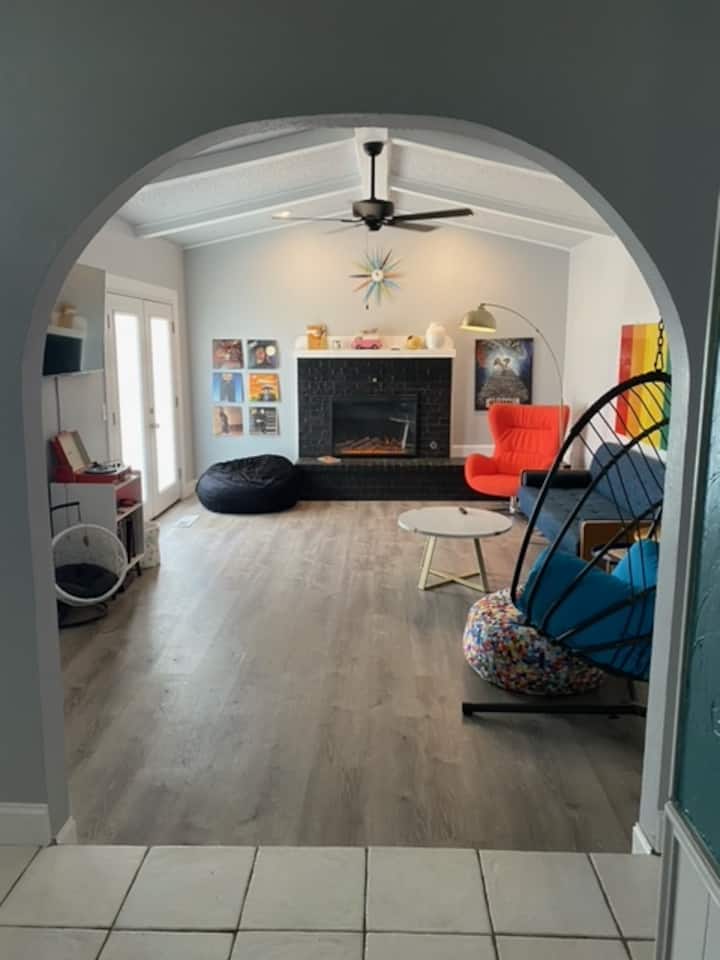 Cozy, Groovy And Modern 70s Home - Oklahoma City