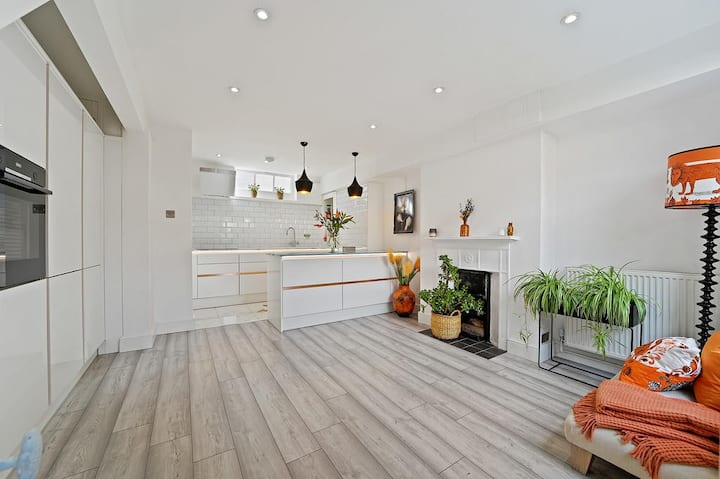 Stunning Property Great Price Open To Accommodate - Colchester