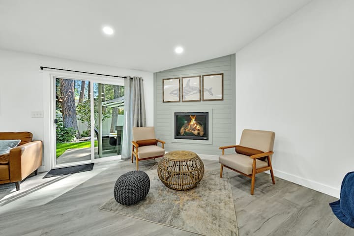 Huge Cda House Fireplace Foosball And Family Fun - Coeur d'Alene, ID