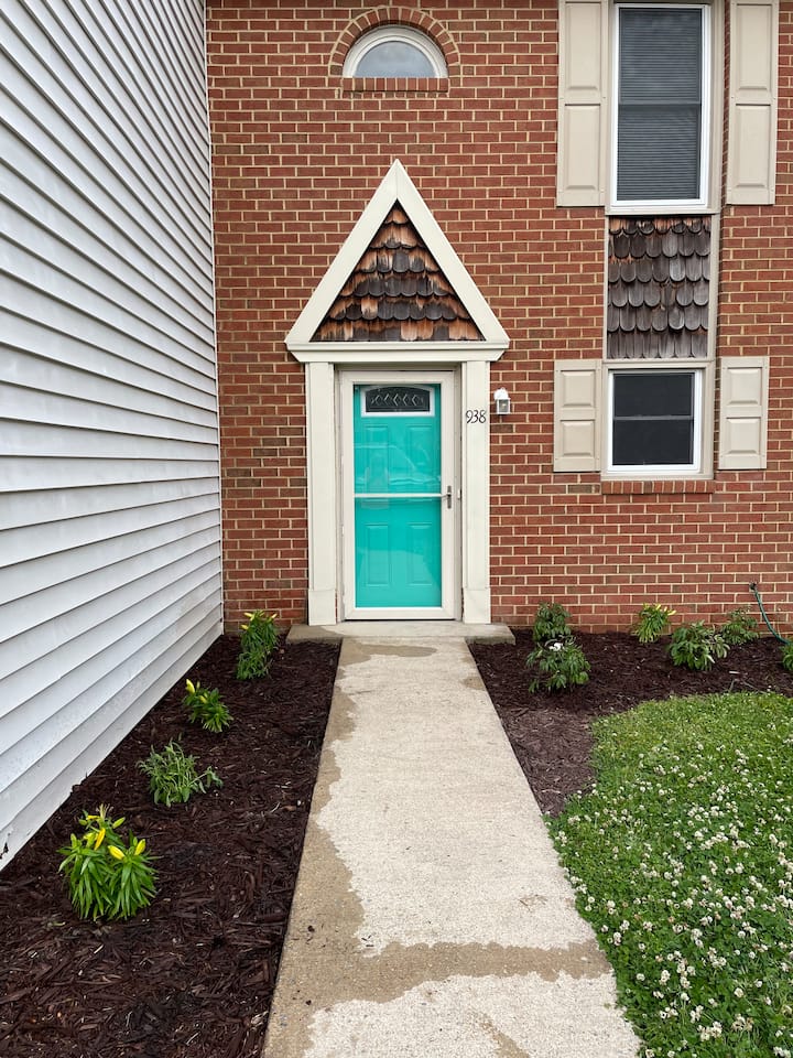 Beautiful Townhome In Quiet Neighborhood - Portsmouth, VA