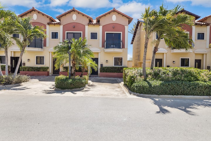 Townhome @ Goldcoast ~ Gym ~ Pools ~ 24/7 Security - Aruba