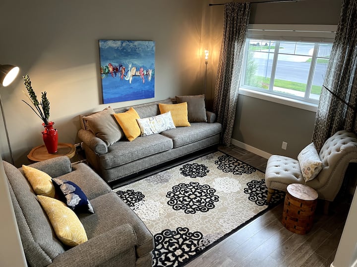 Inviting, Modern Townhouse - Red Deer