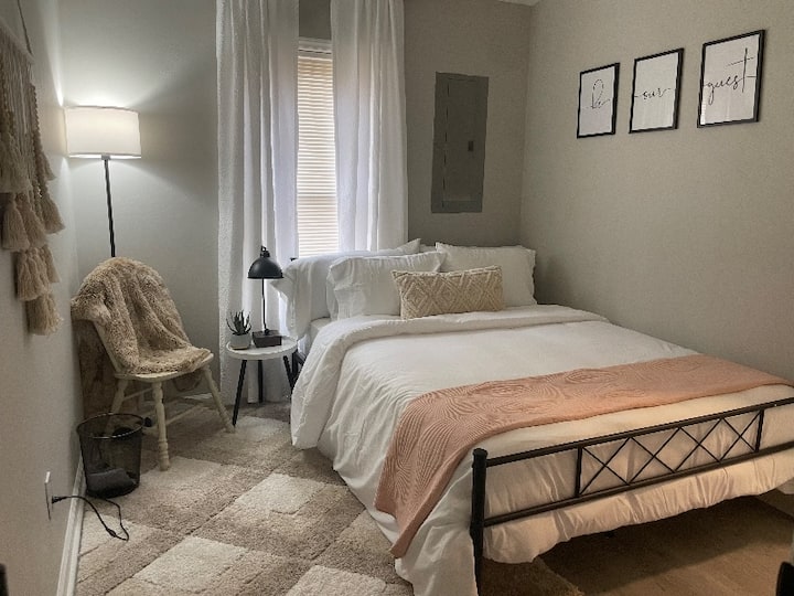 Darling Quiet Home In Established Neighborhood - Roanoke, VA