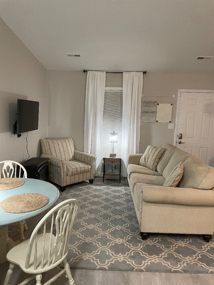 Darling Quiet Home In Established Neighborhood - Roanoke