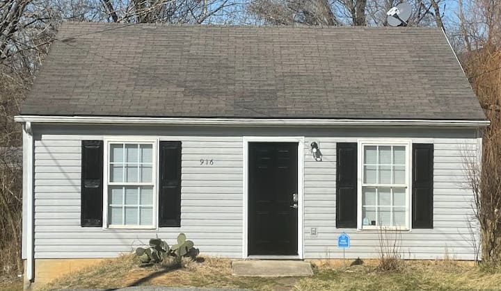 Darling Quiet Home In Established Neighborhood - Roanoke, VA