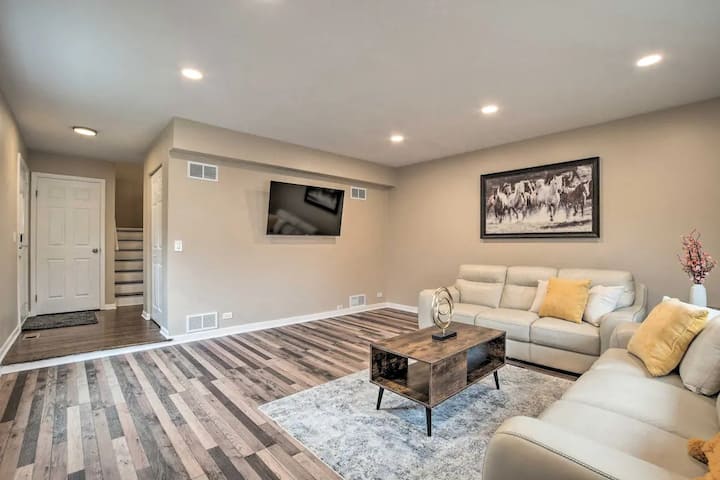 Near Lake Arlington, Metra & Downtown Ah - Rolling Meadows, Palatine