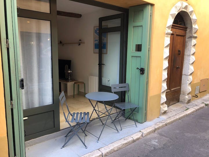 Coquet 2 Pièces En Plein Coeur De La Vieille Ville - Antibes