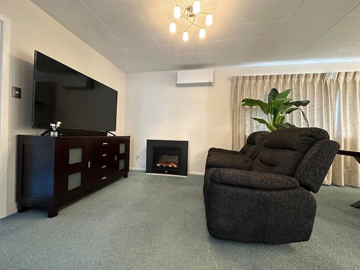 Large Queen Room - Downstairs - Christchurch