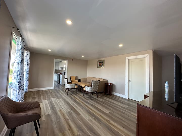 Lovely Two Bedrooms Family Suite - St. Catharines