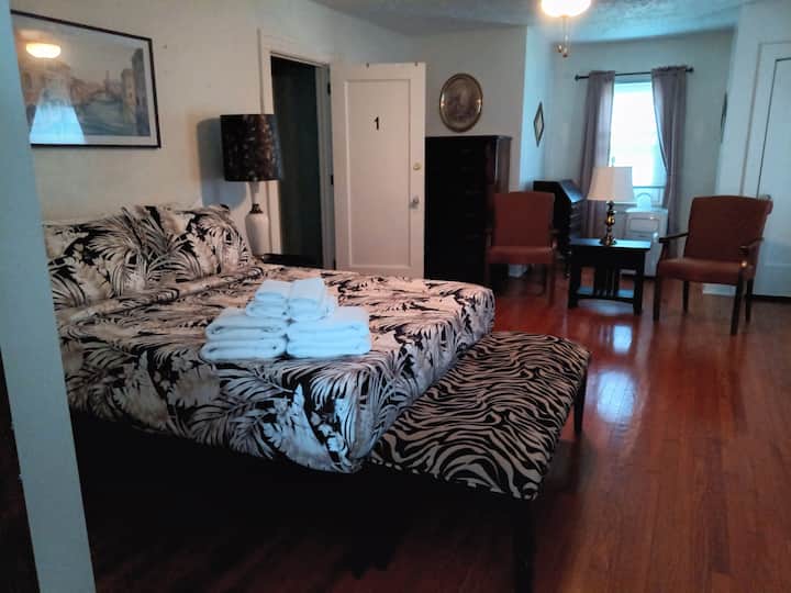 Hospitality Near Mill Creek Park - Youngstown, OH