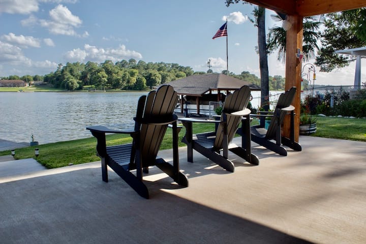 Lazy Day Lakefront Lounge - Willis, TX