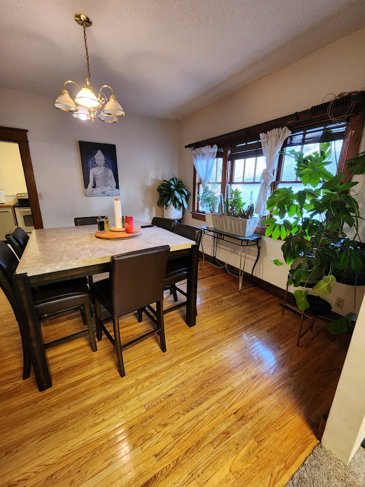 Spacious Downtown Home - Scotts Bluff National Monument
