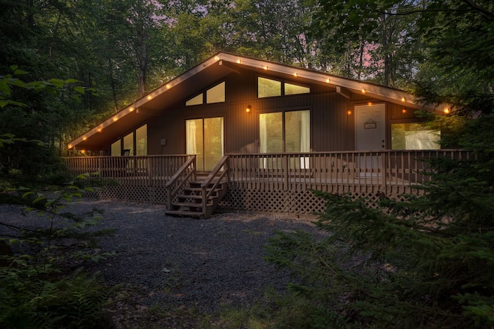 Wagner Wilderness Retreat | Pocono Chalet Hot Tub - Pocono Lake, PA