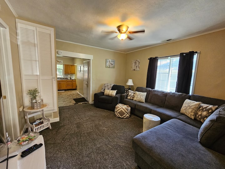 Cozy Cottage Centrally Located - Kearney, NE