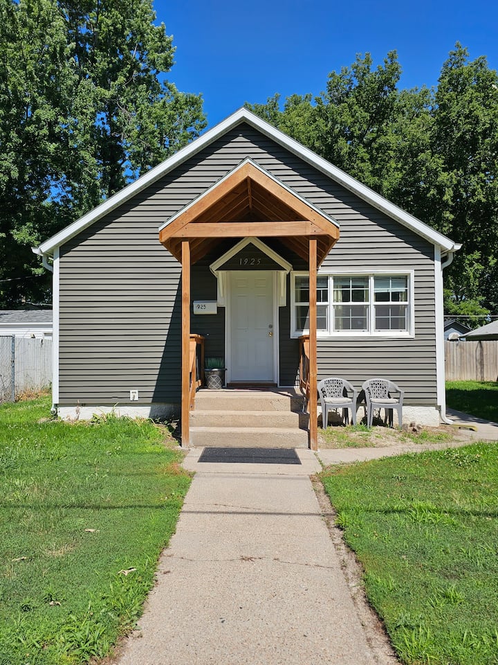 Cozy Cottage Centrally Located - Kearney, NE