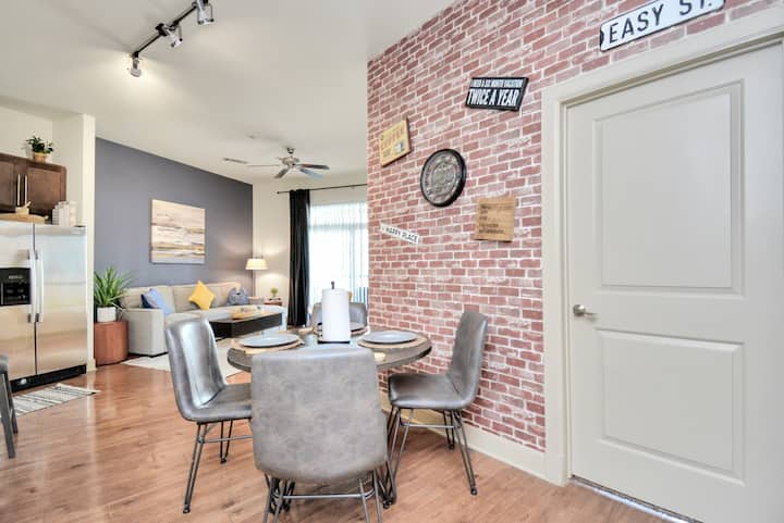 Lux Mid-rise |  Perfect 2 Bedroom In Great Area - South Park - Houston