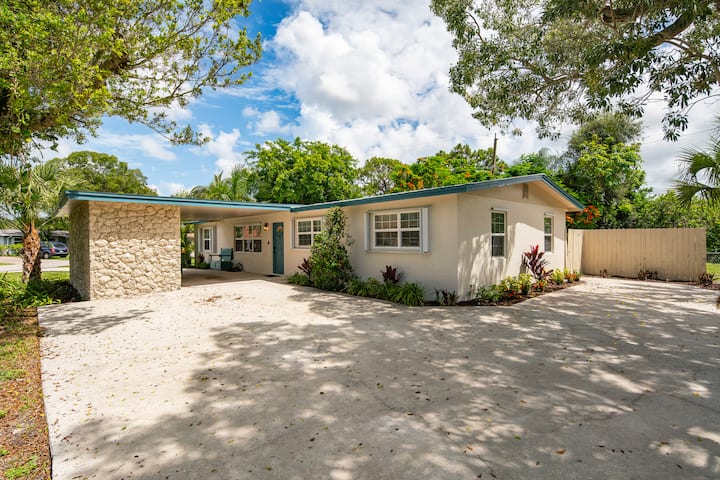 Spacious 4-bedroom Home With Fenced Yard - Naples, FL
