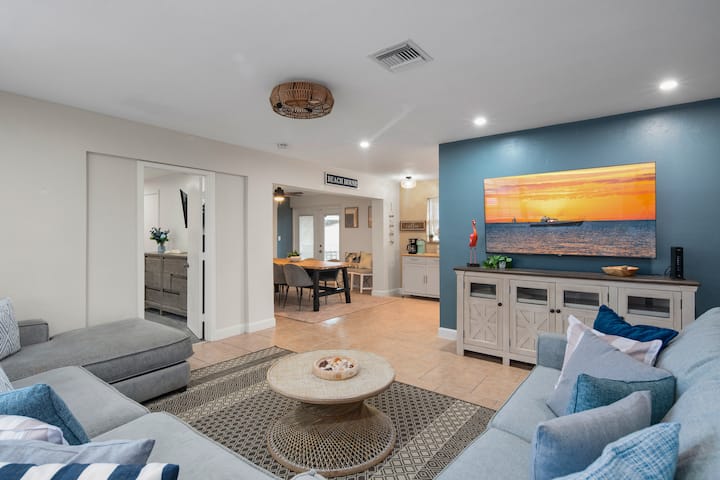 Dreamy Beach House, 4bd+ Pets Friendly+parking - ネープルズ, FL