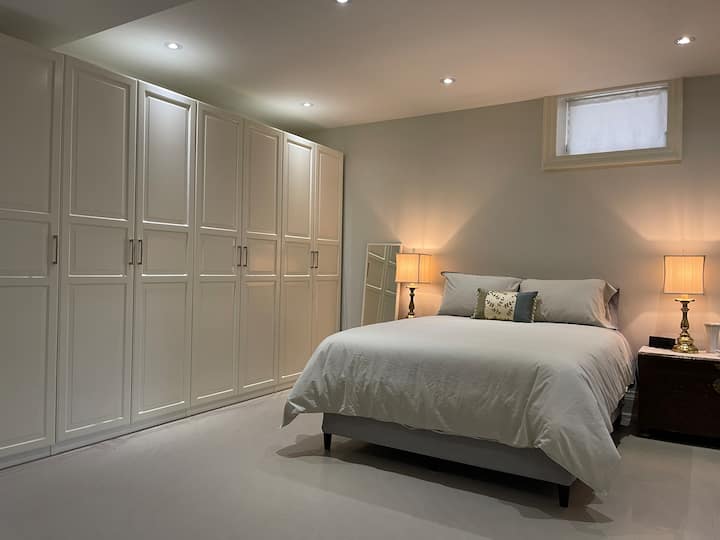 Spacious Open Concept Apt In Little Italy - Toronto