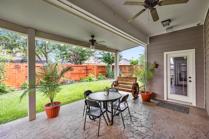 4br Sleeps 9 • Foosball • Patio • Near Race Park - Houston