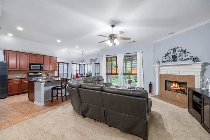 4br Sleeps 9 • Foosball • Patio • Near Race Park - Houston, TX