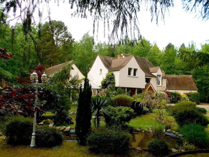 Maison Avec Une Grande Piscine Chauffée. - Malesherbes