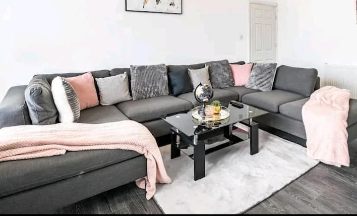 Newly Furnished 3 Bedroom Apartment. - Ilford