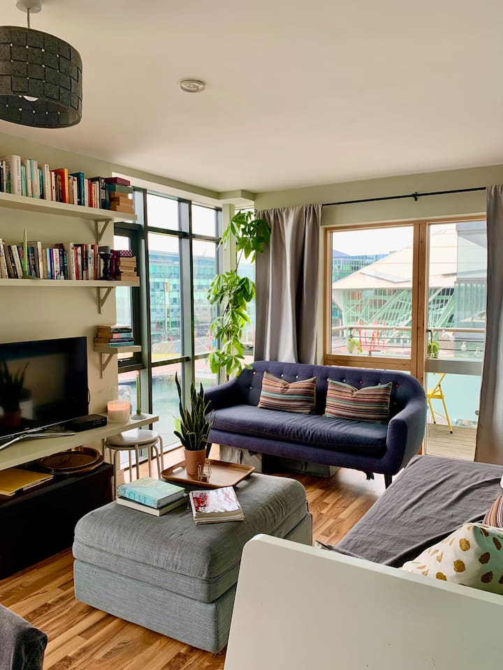 Waterside Docklands Apartment - 